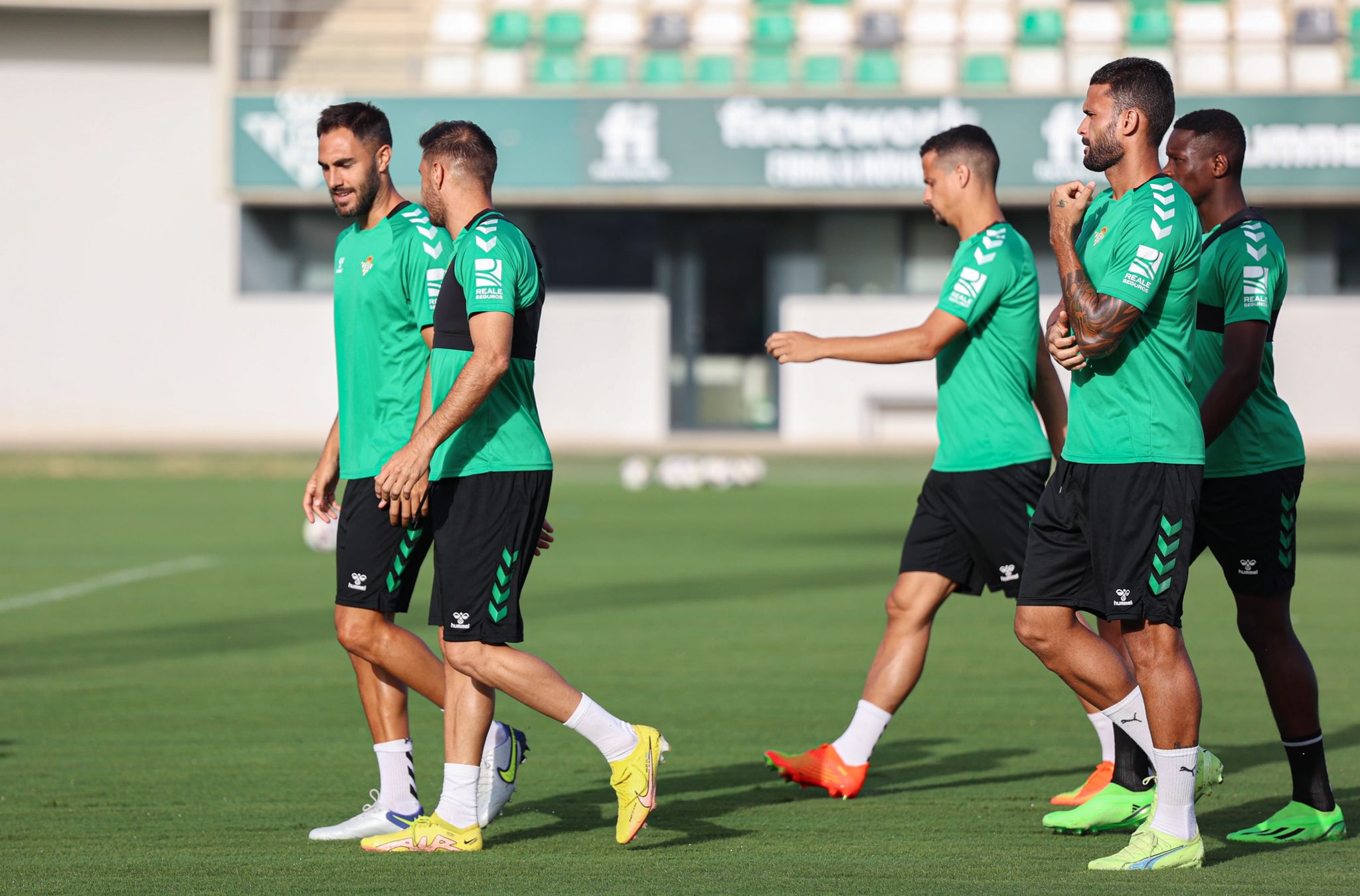 William Carvalho y Aitor Ruibal se mantienen al margen del grupo