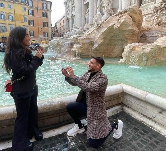 La pedida de mano de Álex Moreno en la Fontana di Trevi