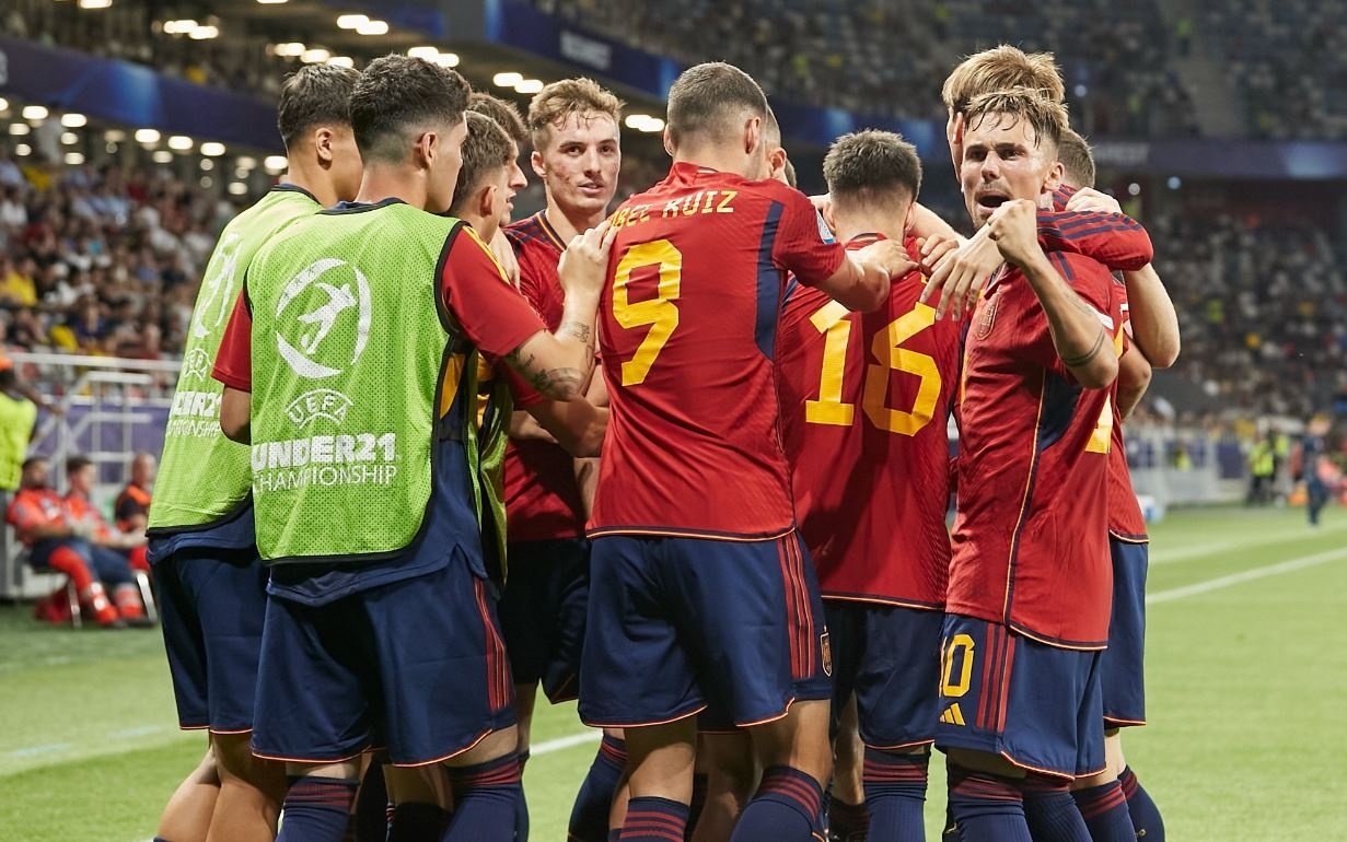 Magistral exhibición de Rodri y gran partido de Miranda en el debut de ...