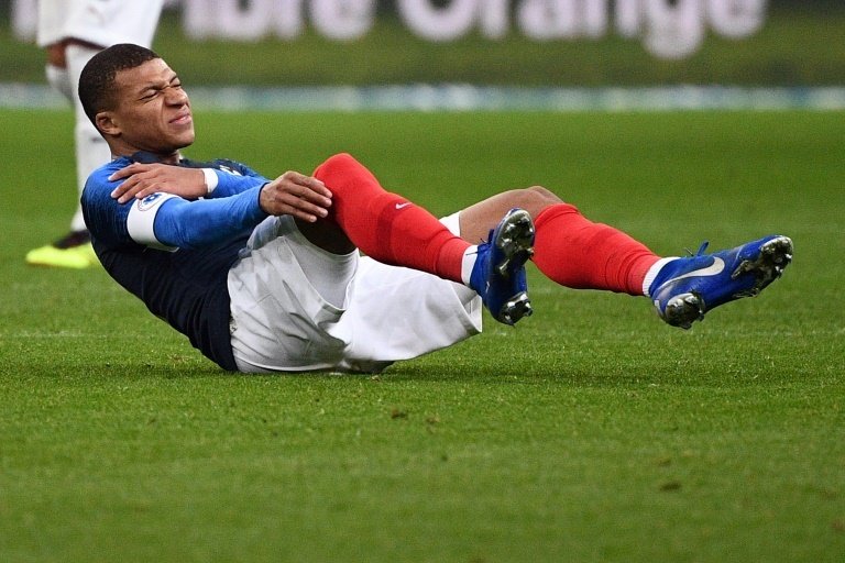 Mbappe leaves with shoulder injury