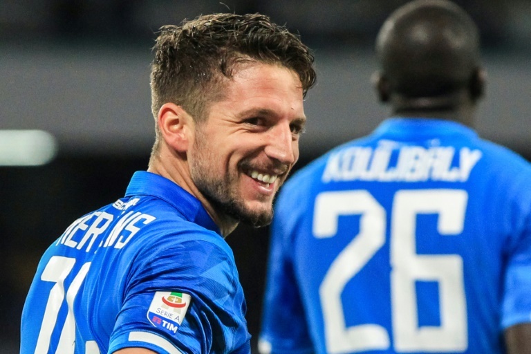 A Mertens se lo rifan: United y Arsenal entran en la puja
