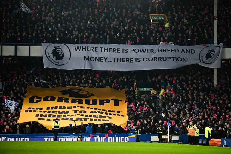 Torcida do Everton chama a Premier League de "corrupta"