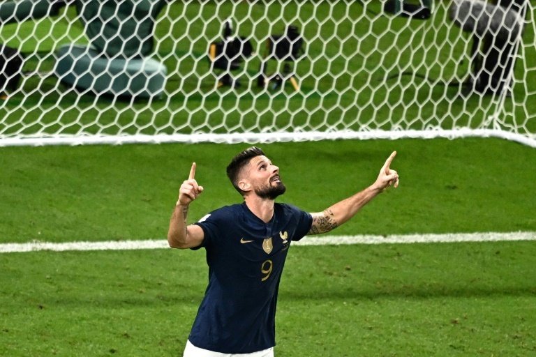 "Giroud desafía al tiempo, la historia... La edad no es un problema ...