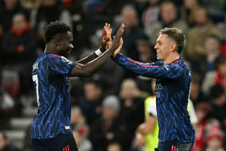 Sunderland snap Arsenal's winning run in Premier League title twist