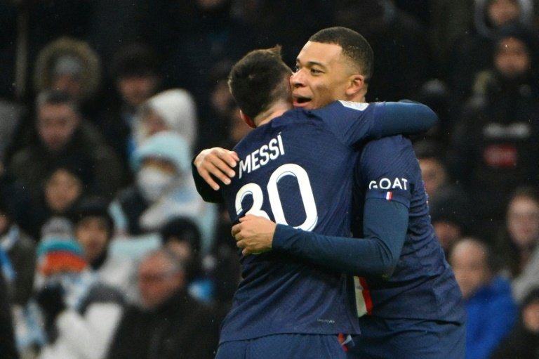 Mbappé prend la défense de Messi et tacle les supporters