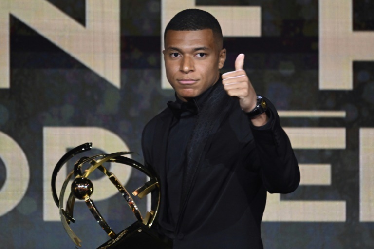 Mbappé é eleito craque do Francês e faz juras de amor ao PSG