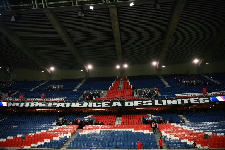 La afición del PSG clamó la salida de Leonardo