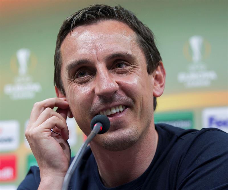 "Neville debería saber cuál es la diferencia entre ser comentarista y ...