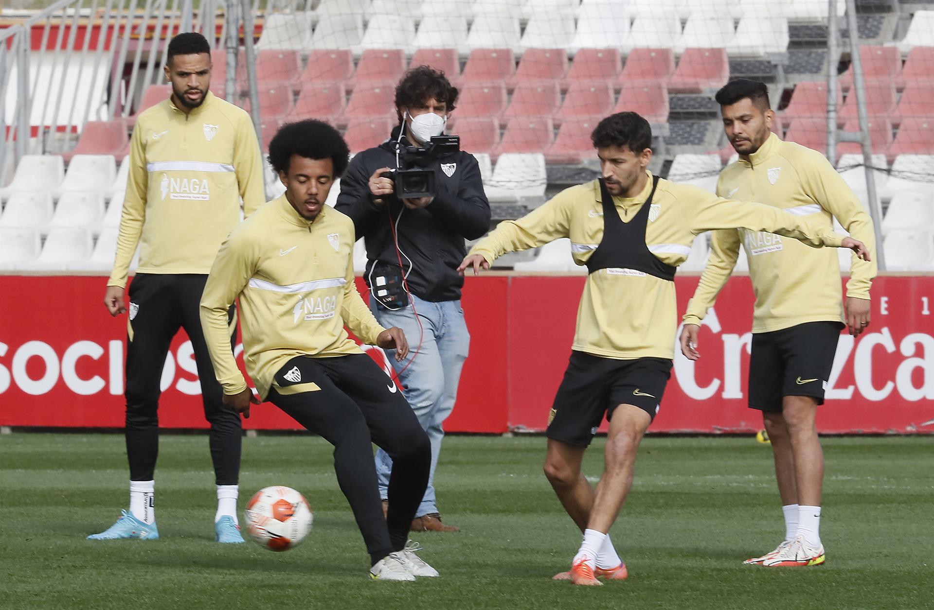 La 'influencer' Lucy Paradise enseña coreano a Navas y a Acuña