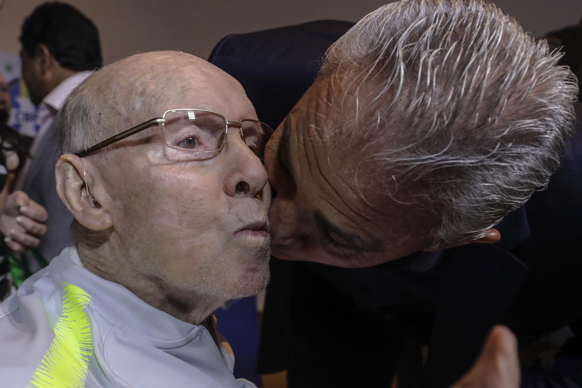 Brasil presentó una estatua en homenaje a Zagallo