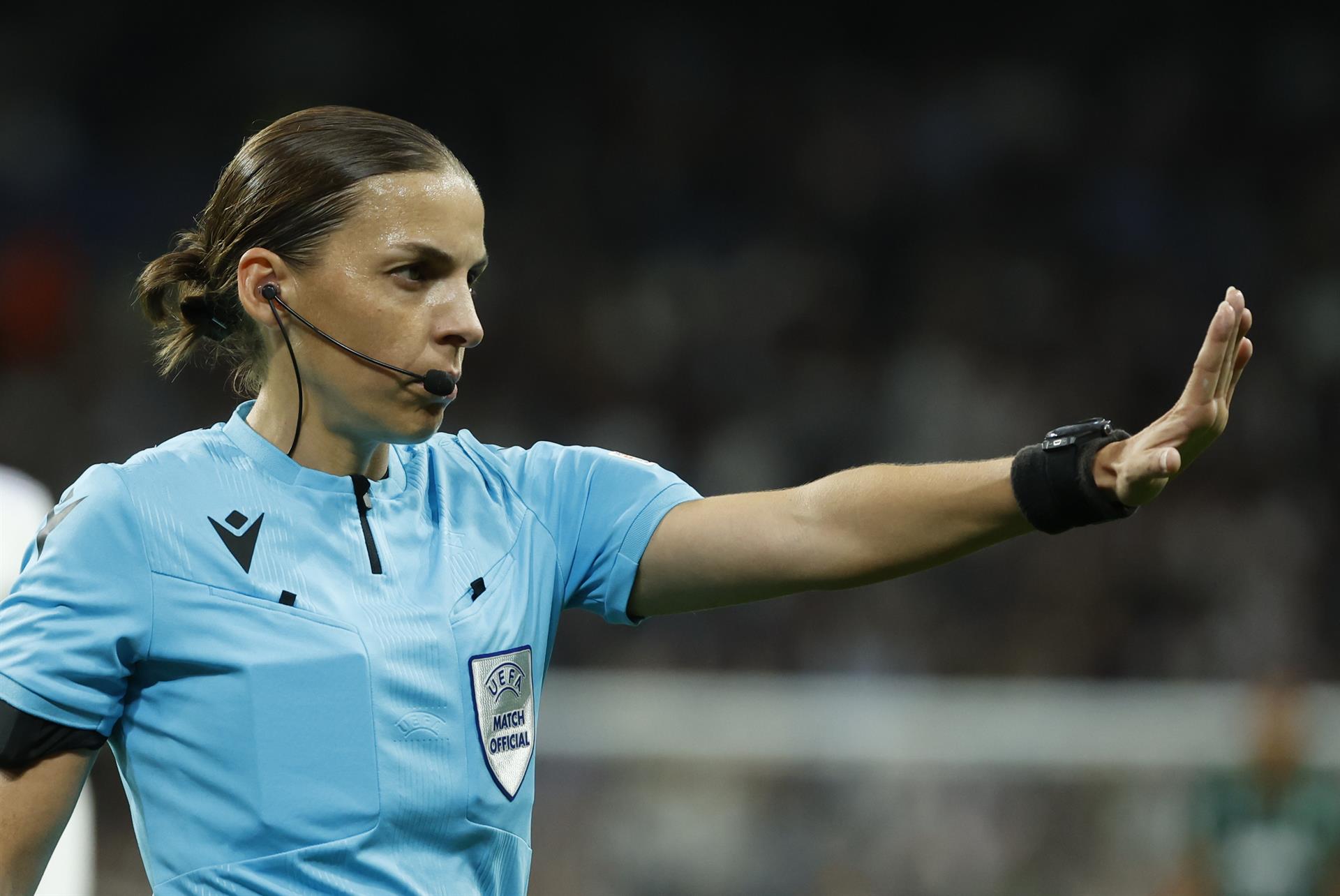6 female officials for the first time in the World Cup
