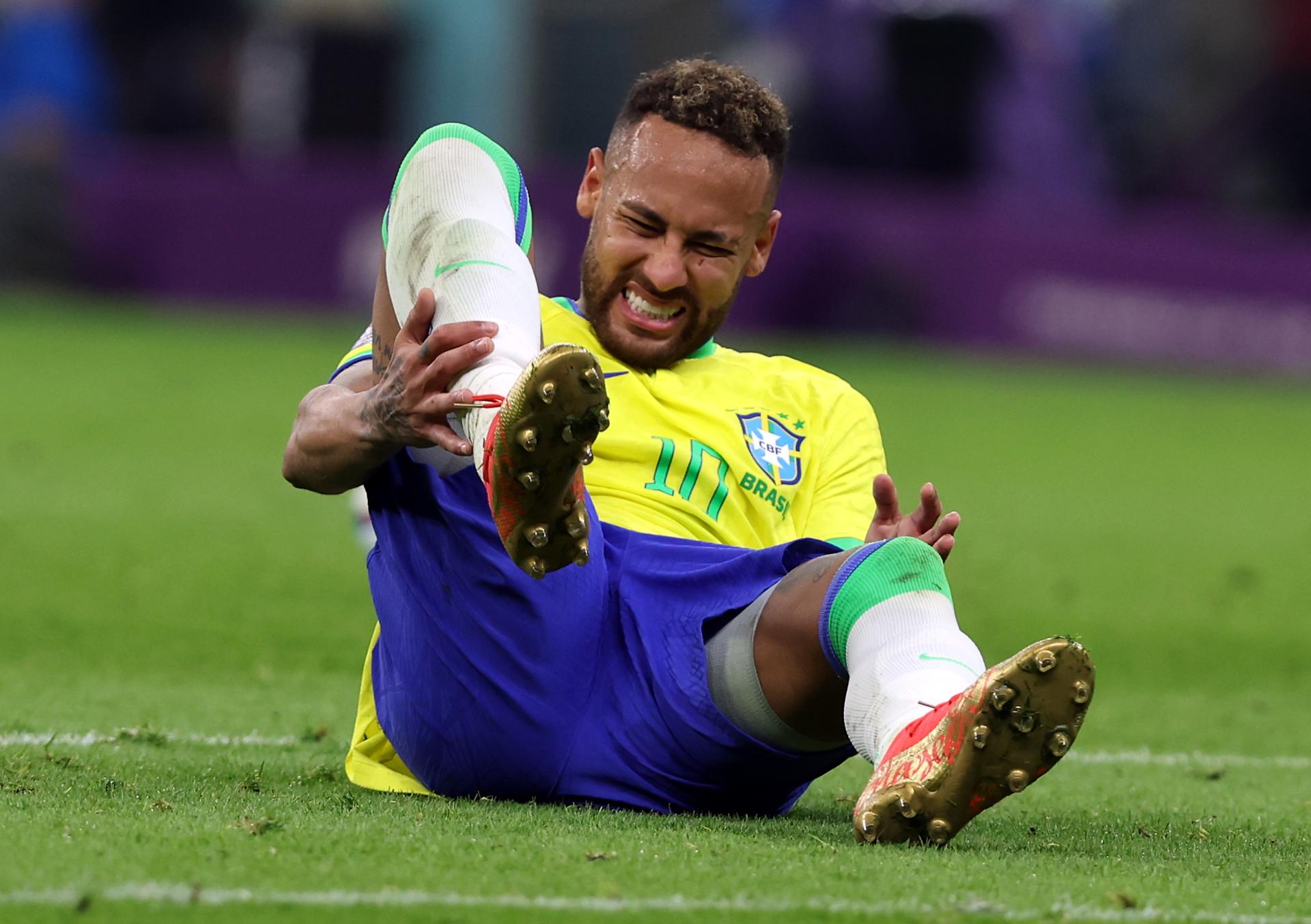 La imagen del partido: Neymar, lesionado... y llorando en el banquillo