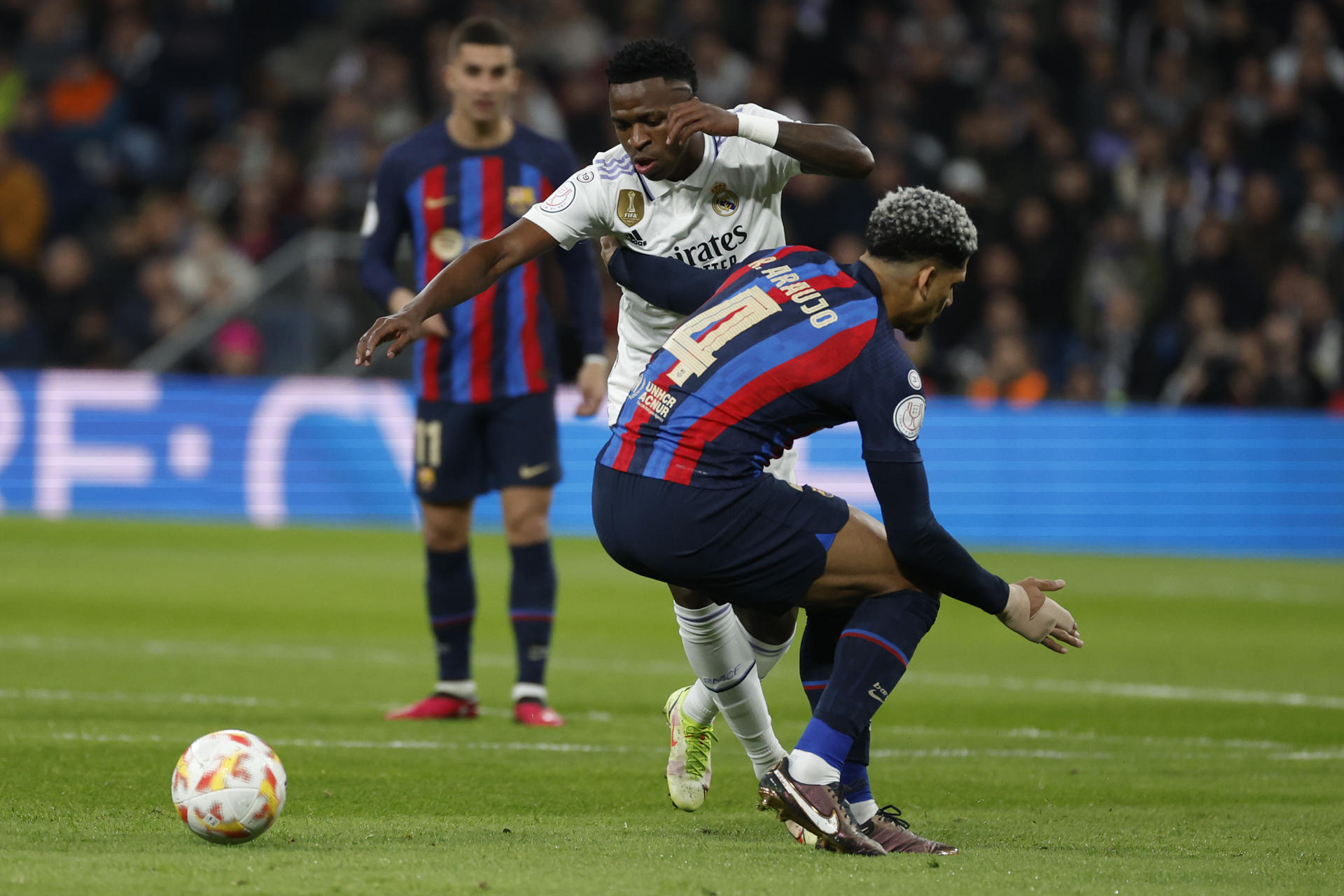 Araujo vs Vinicius: otro duelo emocionante, esta vez sin ganador claro