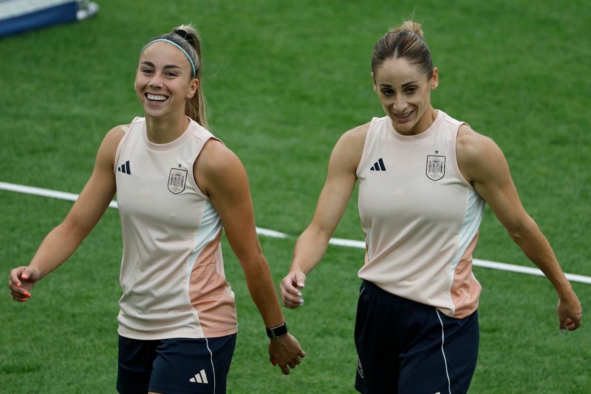 Esther vuelve al grupo y mira a Suiza