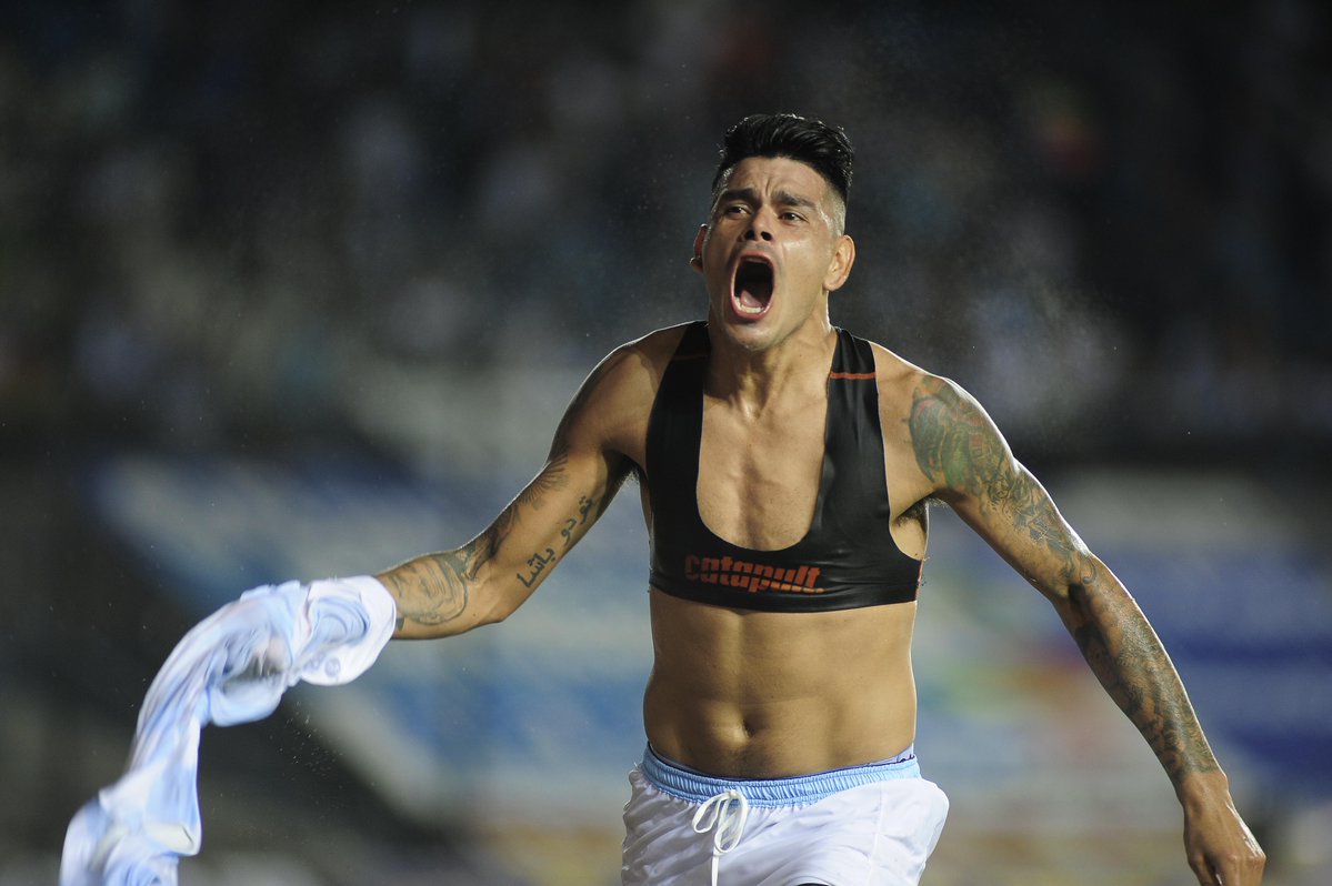 Bou le regala un cumpleaños feliz a la Academia