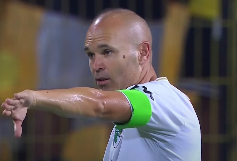 Estreno con derrota para Iniesta, que salió en el 69'. Captura/DMIDubaiTV