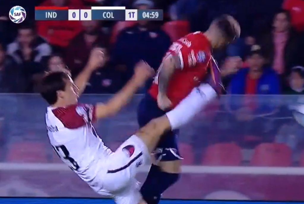 La dura patada que dejó a un jugador con el rostro marcado