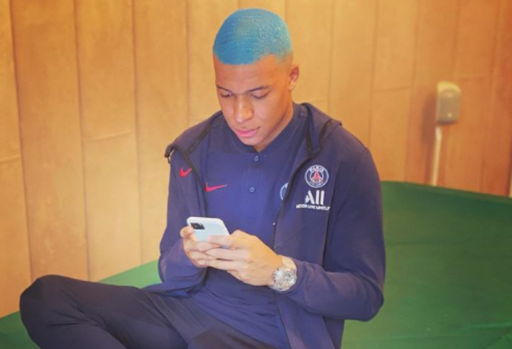 El radical cambio de 'look' de Mbappé: ¡se tiñó el pelo de azul!