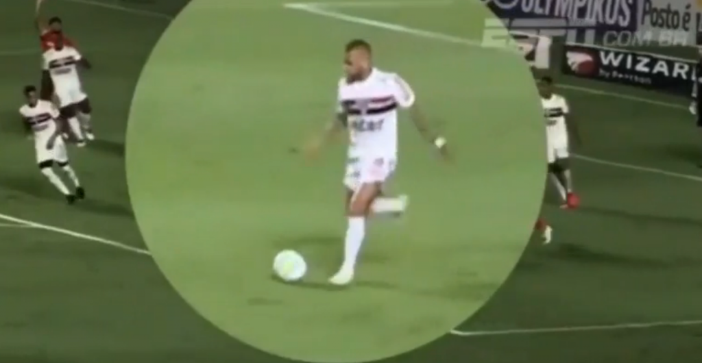 Mofas en Brasil por una vacilada de Alves que se volvió en su contra