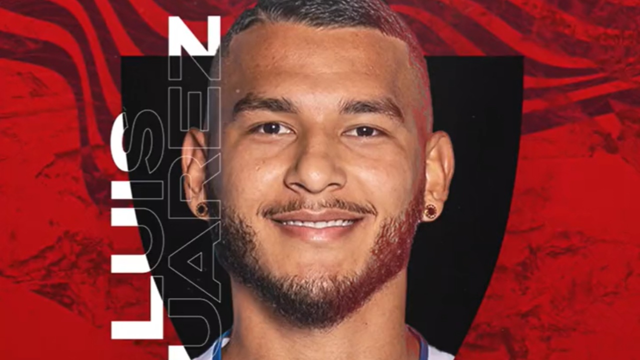 Luis Suárez firma con el Almería para reencontrarse en la tierra del gol