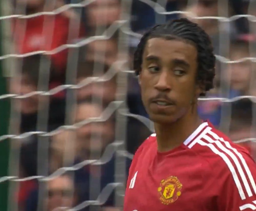 Leny Yoro Makes Impressive Man Utd Debut