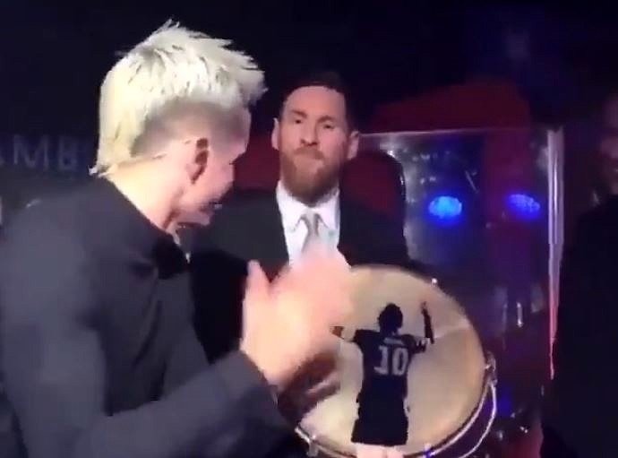 La escena 'random' que dejó a Messi con cara de póker