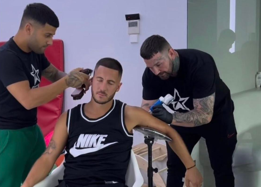 Hazard, relajado antes del derbi: corte y tatuaje al mismo tiempo
