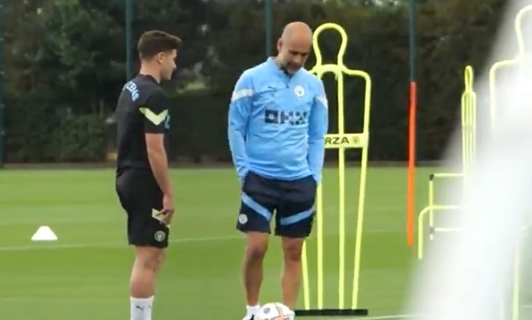 El gesto paternal de Pep Guardiola con Julián Álvarez