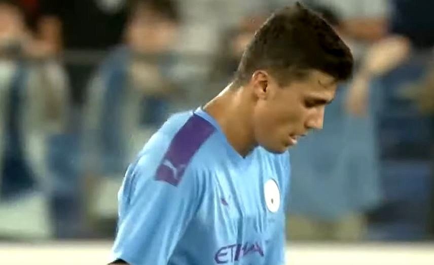 Rodrigo se lesionó y obligó a Pep a meter, al fin, a un central