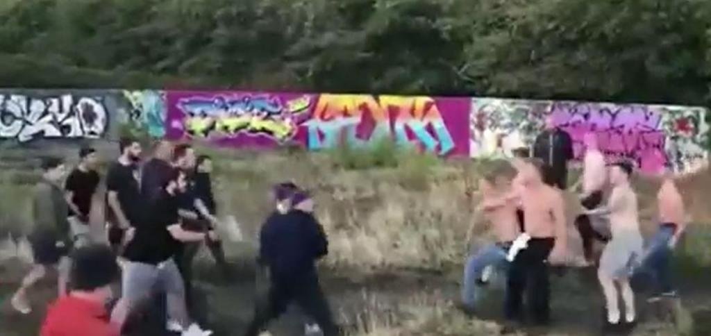 Los ultras del Millwall y el Brentford se citaron... ¡para pegarse!