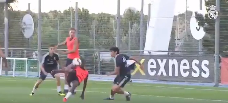Vinícius, a lo suyo: ¡toma chilena entrenando!