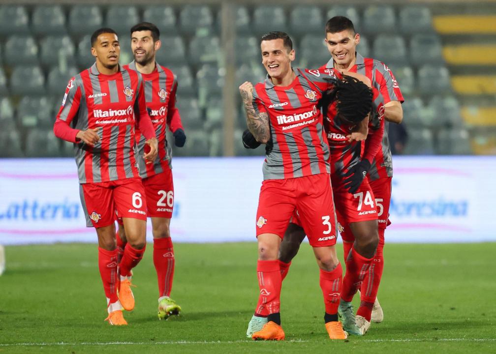 La Cremonese sonríe por primera vez y vuelve a condenar a Mourinho