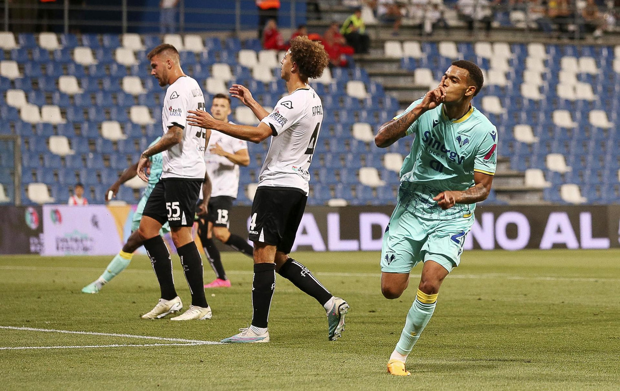 Faraoni y Ngonge añaden el condimento a un plato que se sirve en la Serie A