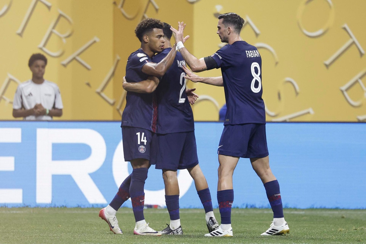 Doué cuestiona la divinidad de Neuer