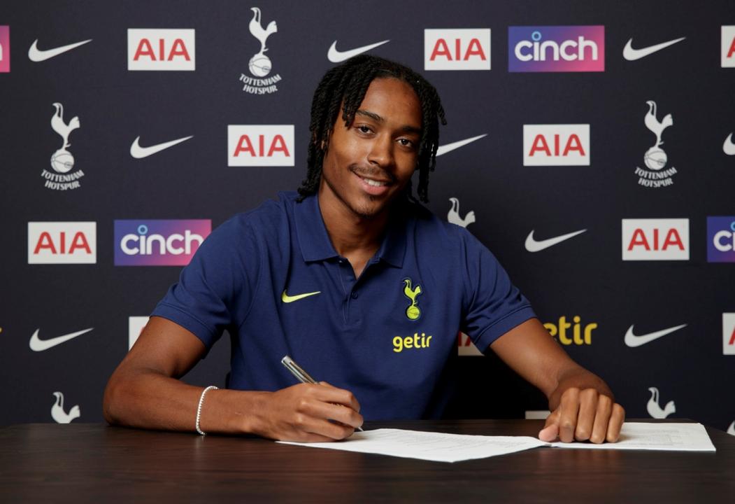 OFFICIEL: Djed Spence signe à Tottenham