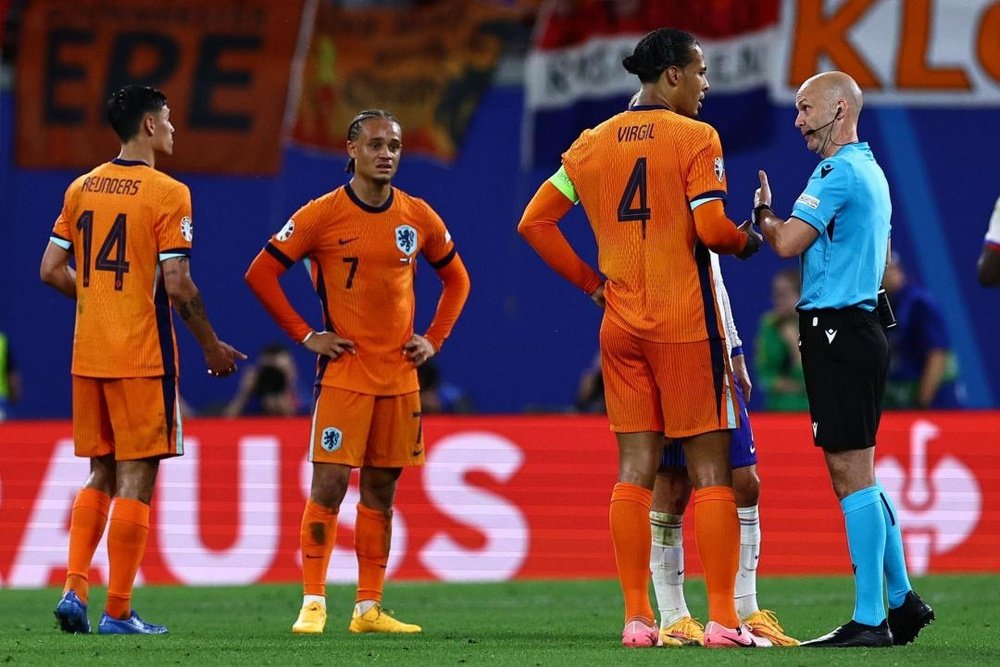 Van Dijk agrees with Koeman on Xavi Simons disallowed goal Van Dijk agrees with Koeman on Xavi Simons disallowed goal