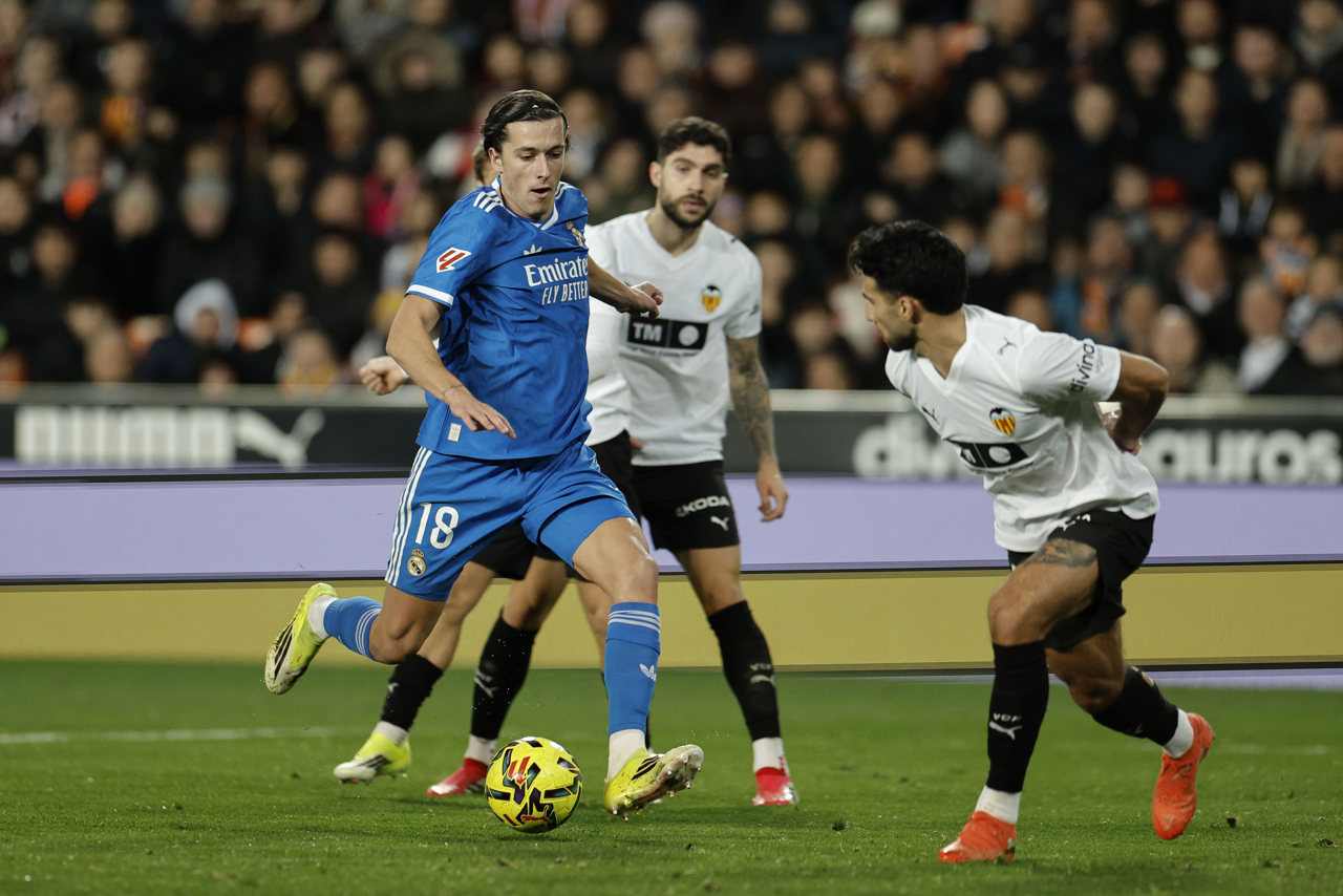 Real Madrid keep pressure on Barcelona with tight win at Valencia