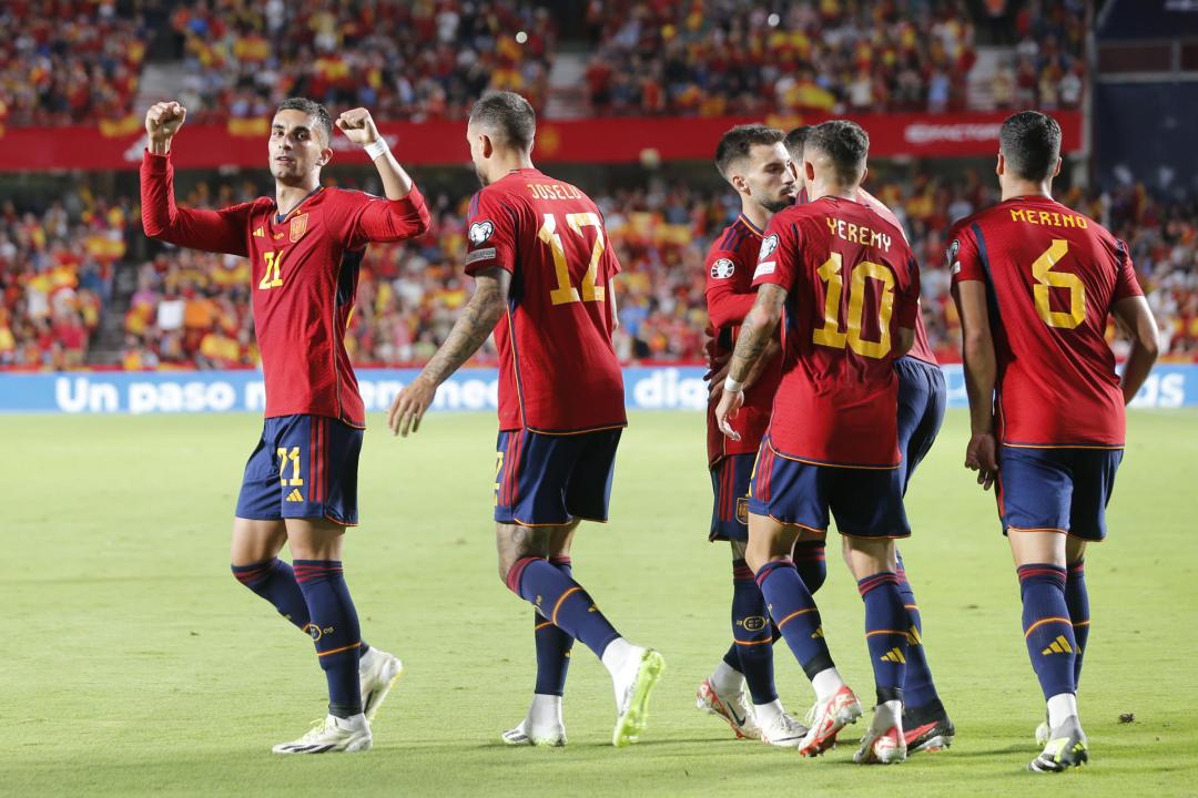 Raya, Llorente, Vivian, Aleix, Ferran y Ayoze, en el primer XI pre-Eurocopa