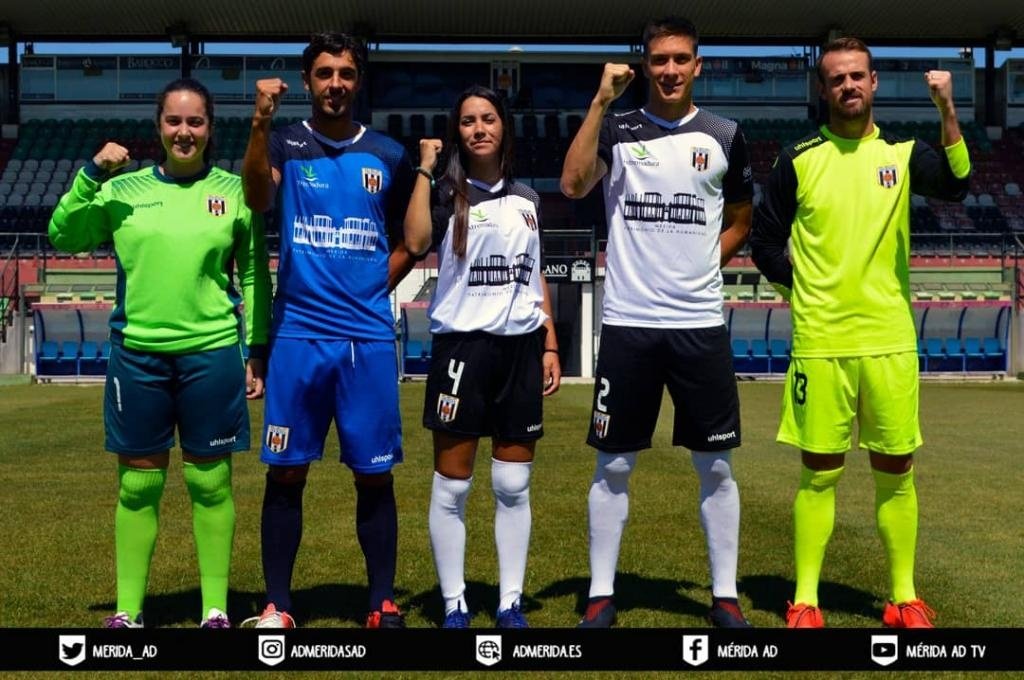 El Mérida jugó con su patrimonio para presentar la nueva equipación