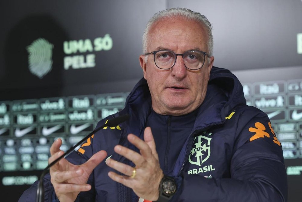Para Dorival Júnior, aqueles que insultam Vinicius são Para Dorival Júnior, aqueles que insultam Vinicius são