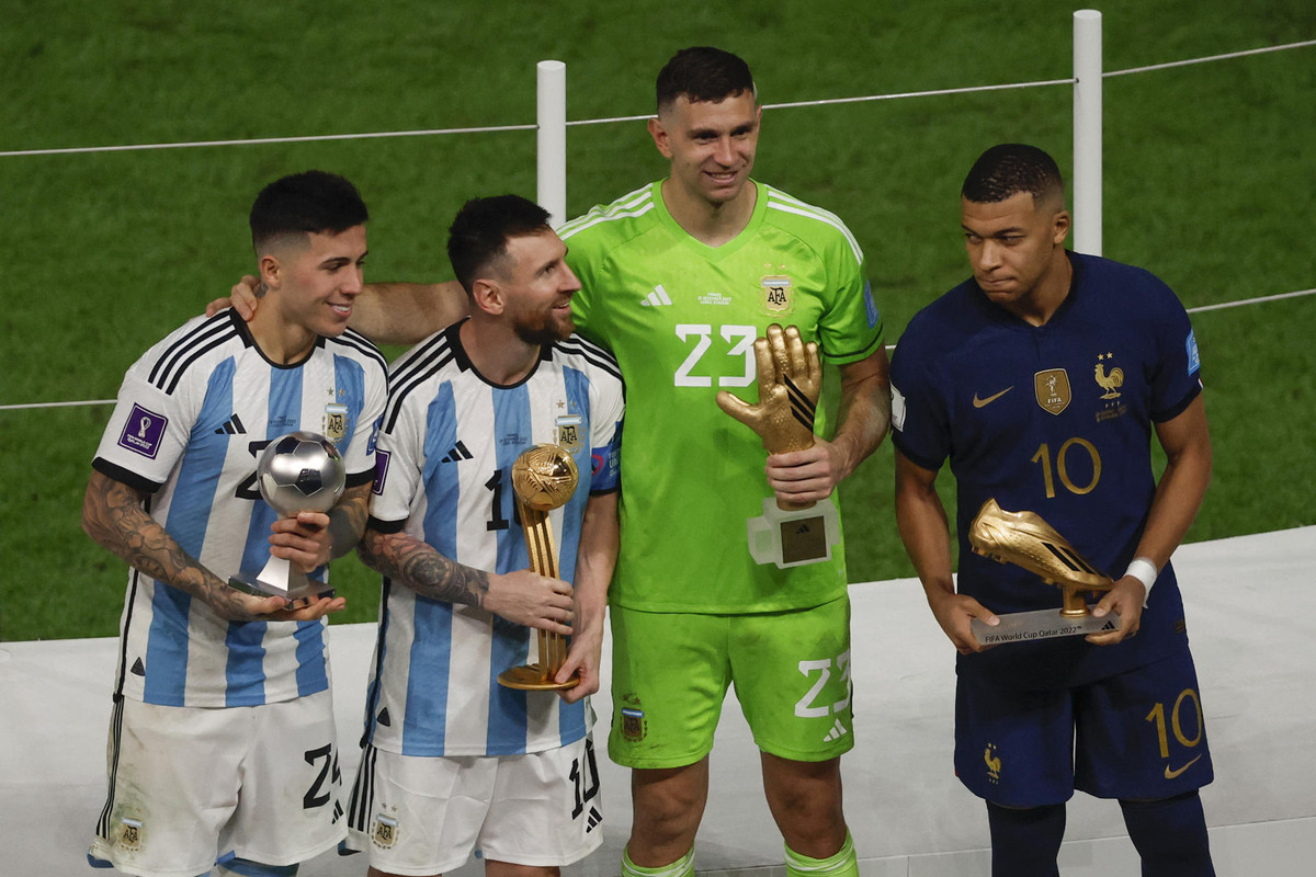 'Dibu' Martinez continued to mock Mbappe: he put his face on a doll!