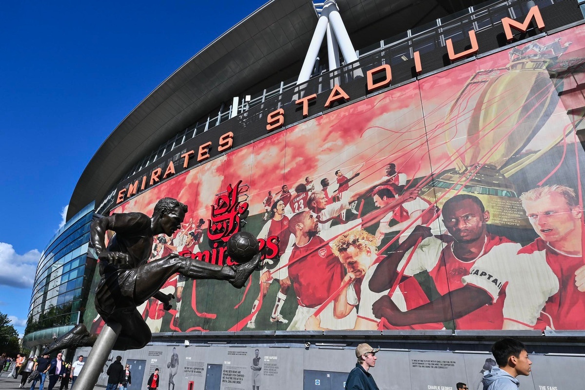 Arsenal holding early talks over Emirates Stadium expansion to 70,000 ...
