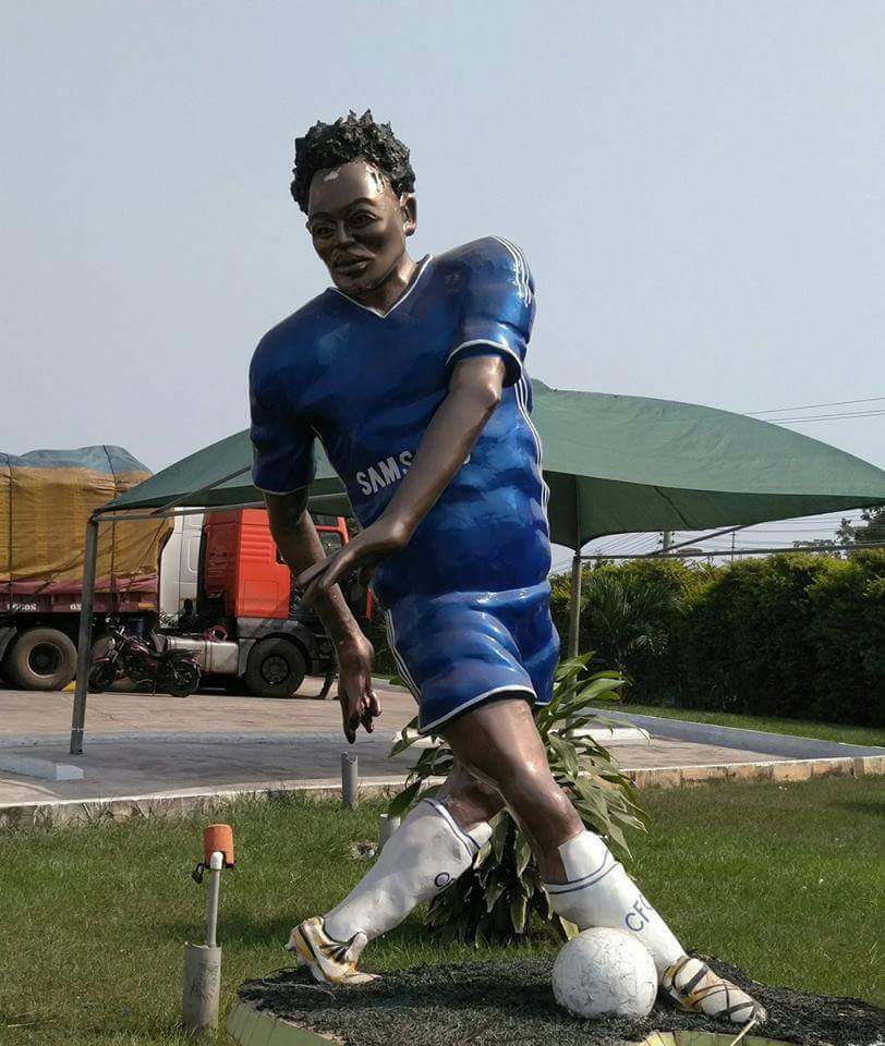 Essien supera a Cristiano y ya tiene la estatua más fea del mundo
