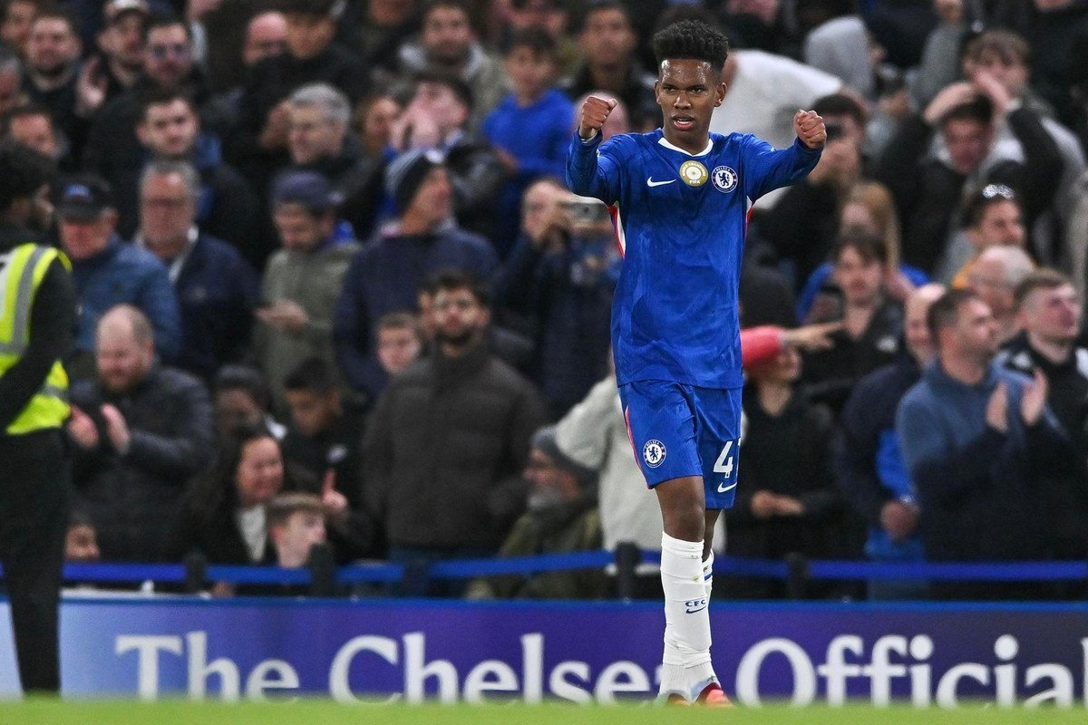 Chelsea defeat 10-man Barcelona in Champions League test