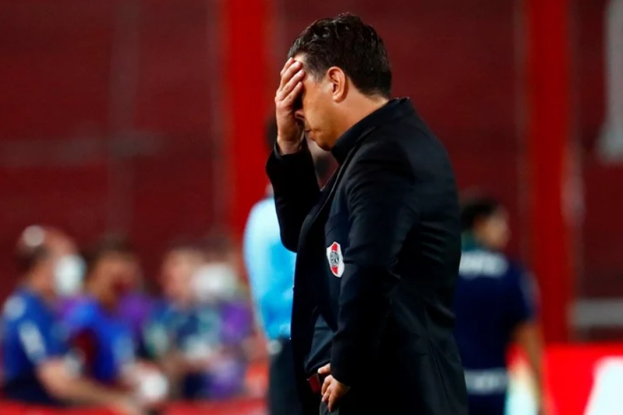 La cara de Gallardo tras el error de Rojas y la roja de Carrascal