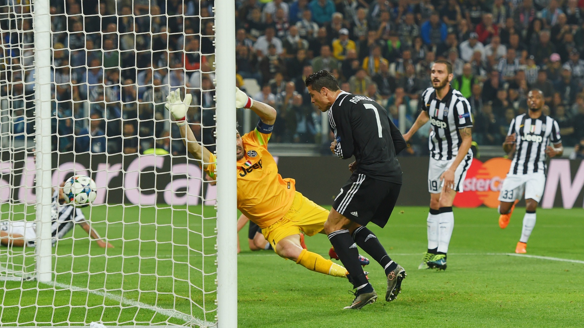 Champions League: Buffon v Ronaldo