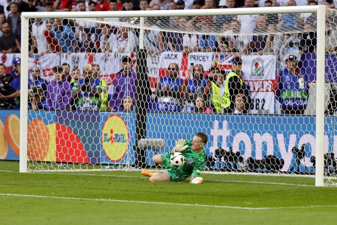 Pickford repitió su ritual: usó su botella como 'chuleta' con los penaltis