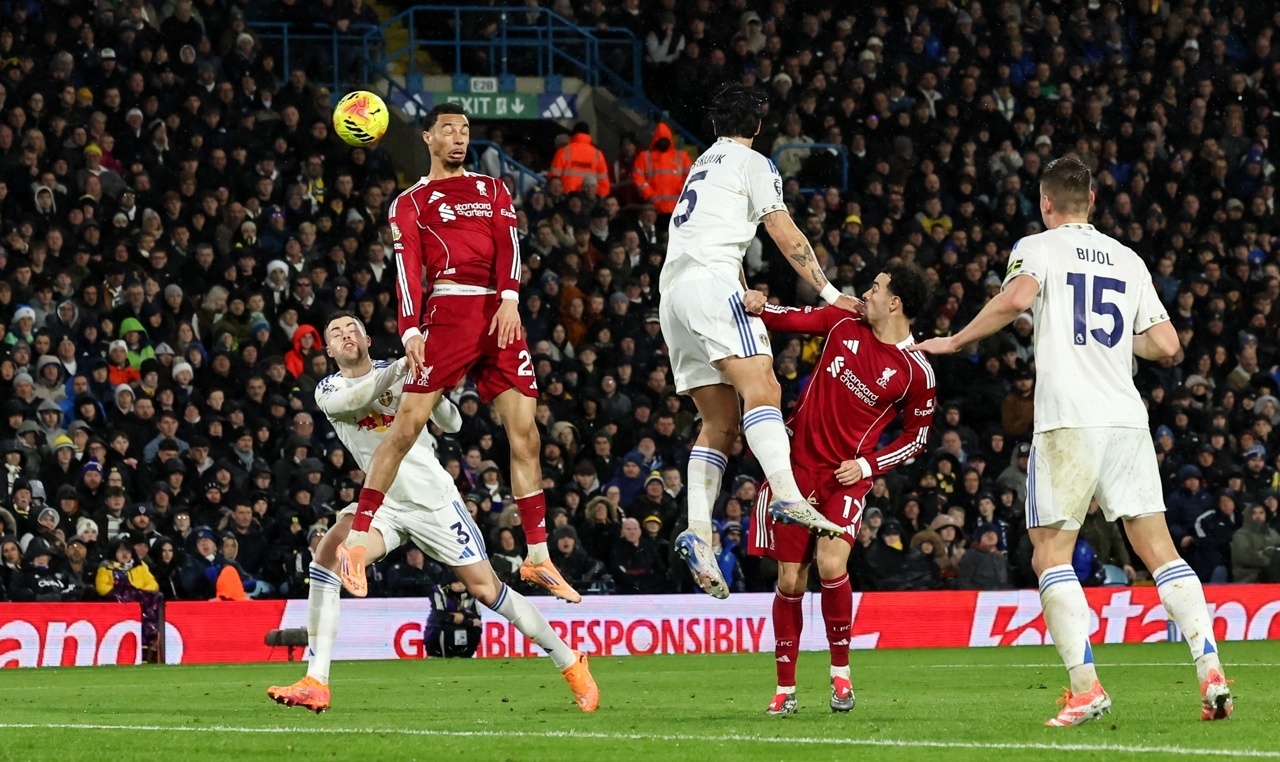 Liverpool toma três gols do Leeds e vê vitória escapar