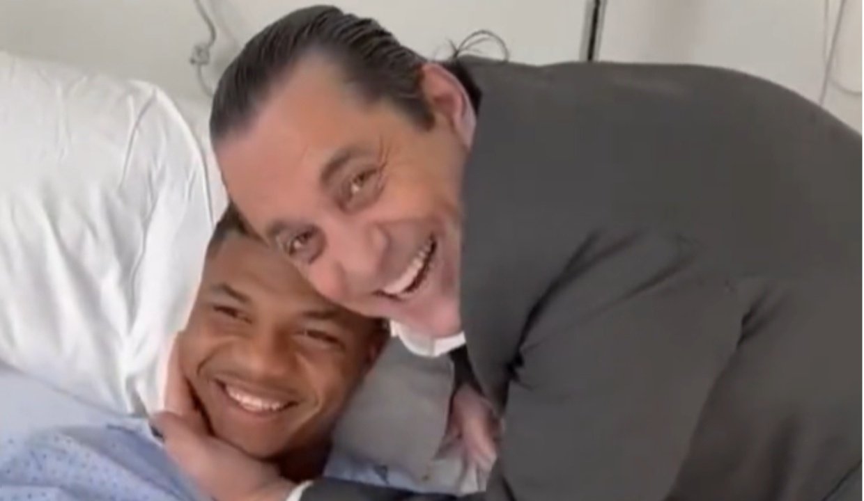 Reinildo recibio las muestras de cariño del Atleti en el hospital