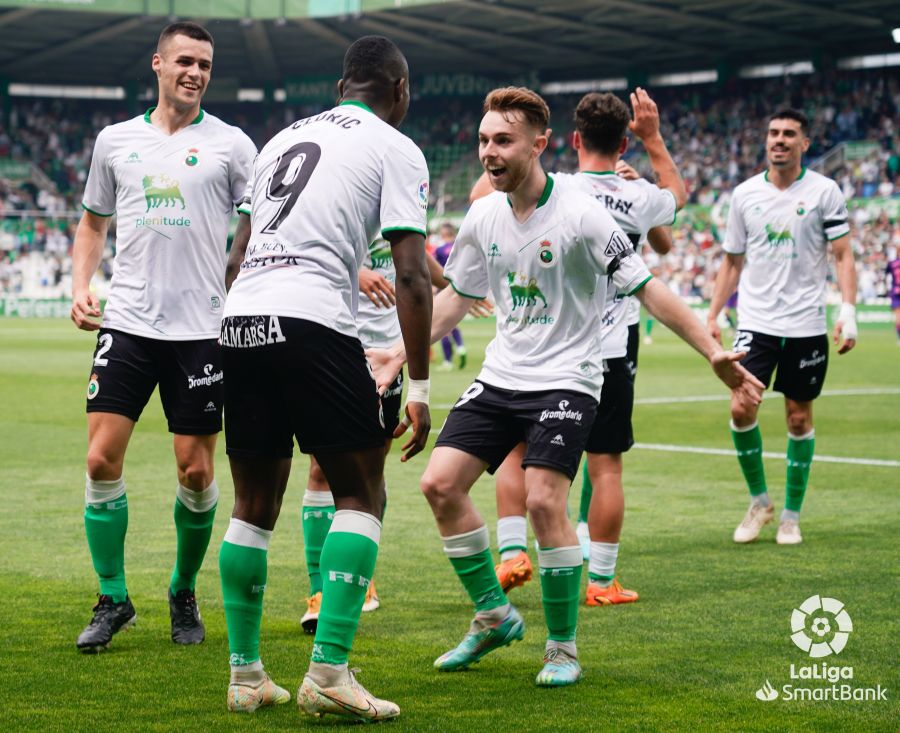 El Racing brinda una última alegría a su afición